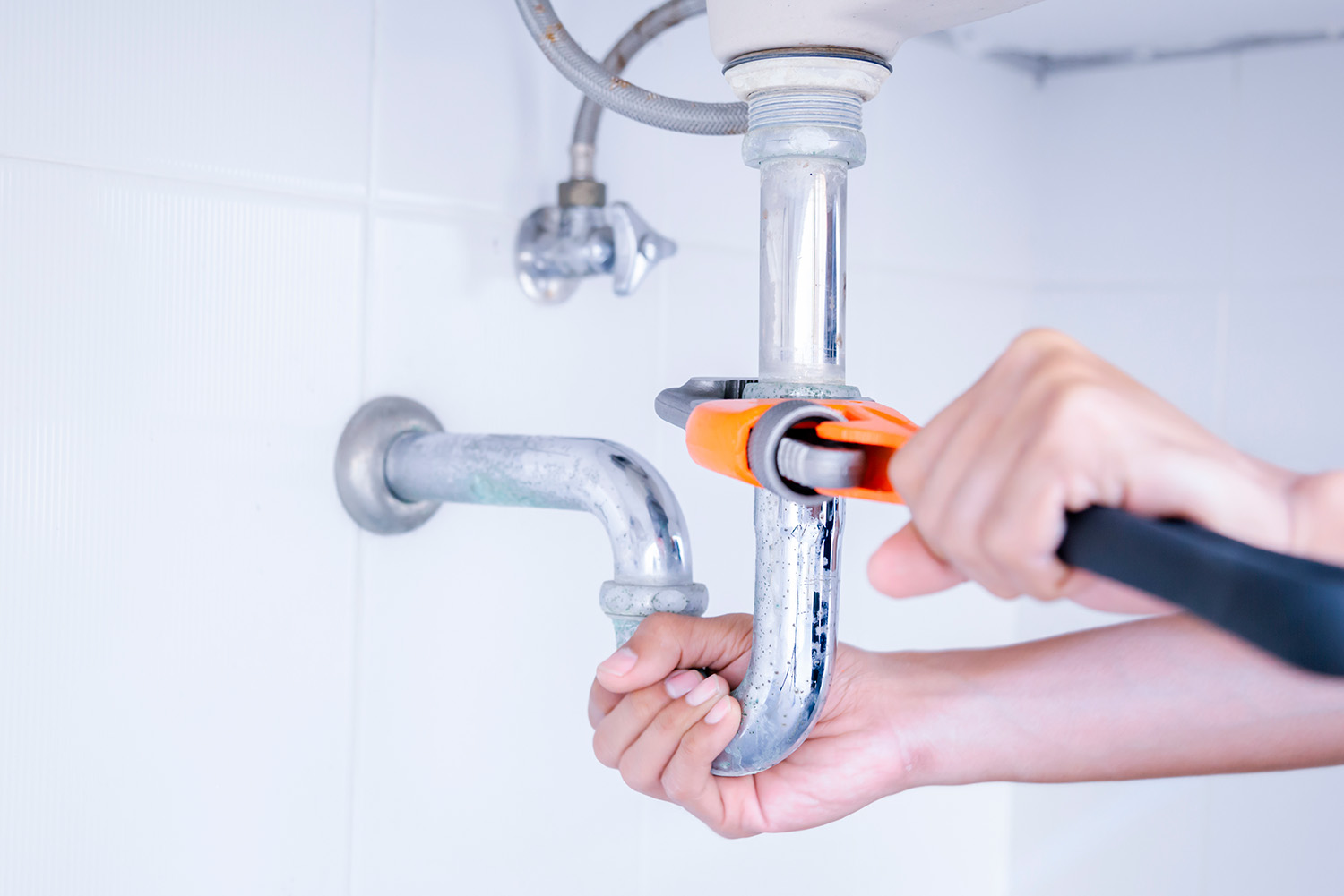 ¿Cuáles son las causas de las fugas de agua en casa?